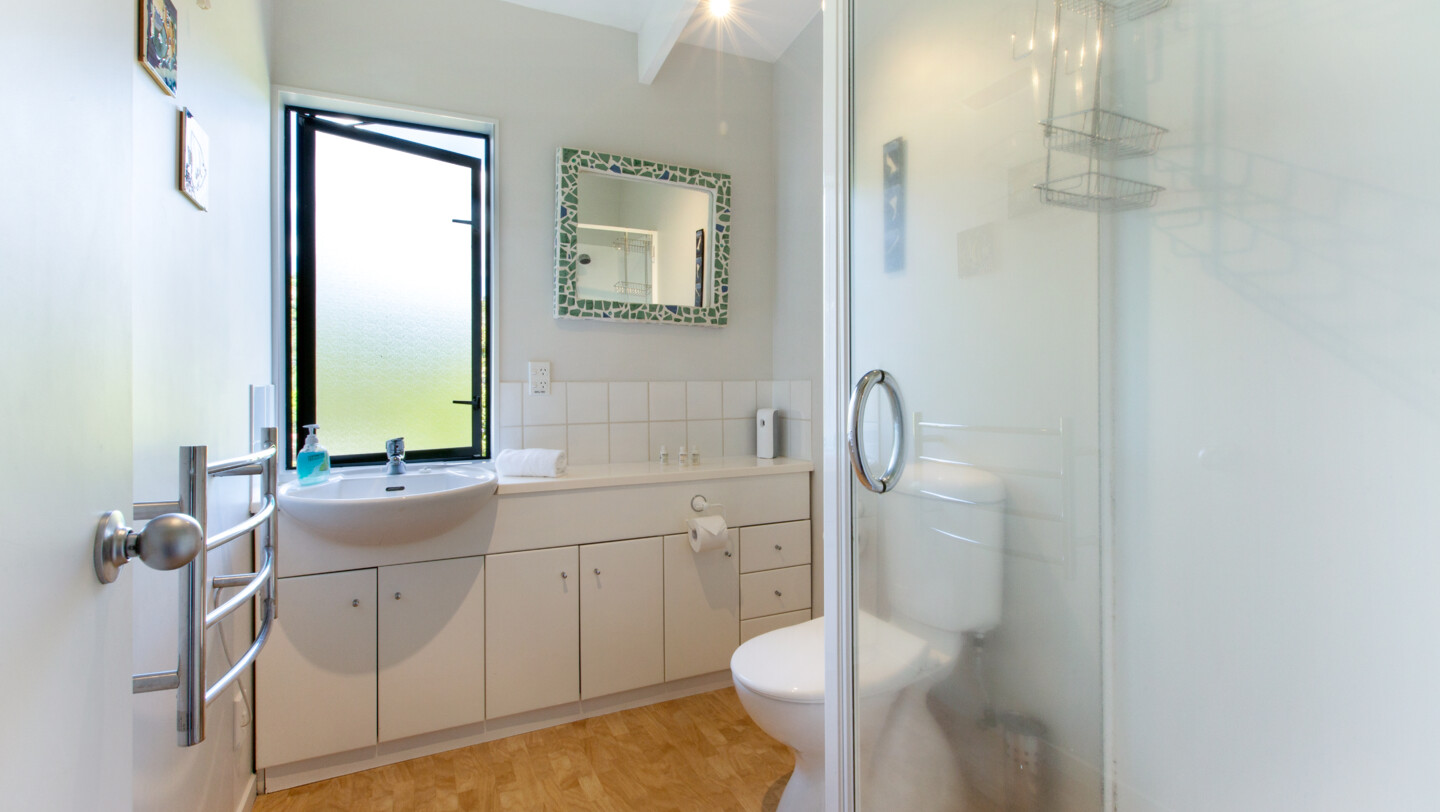 Beachfront Enclosure Bay | Accommodation in Auckland, New Zealand