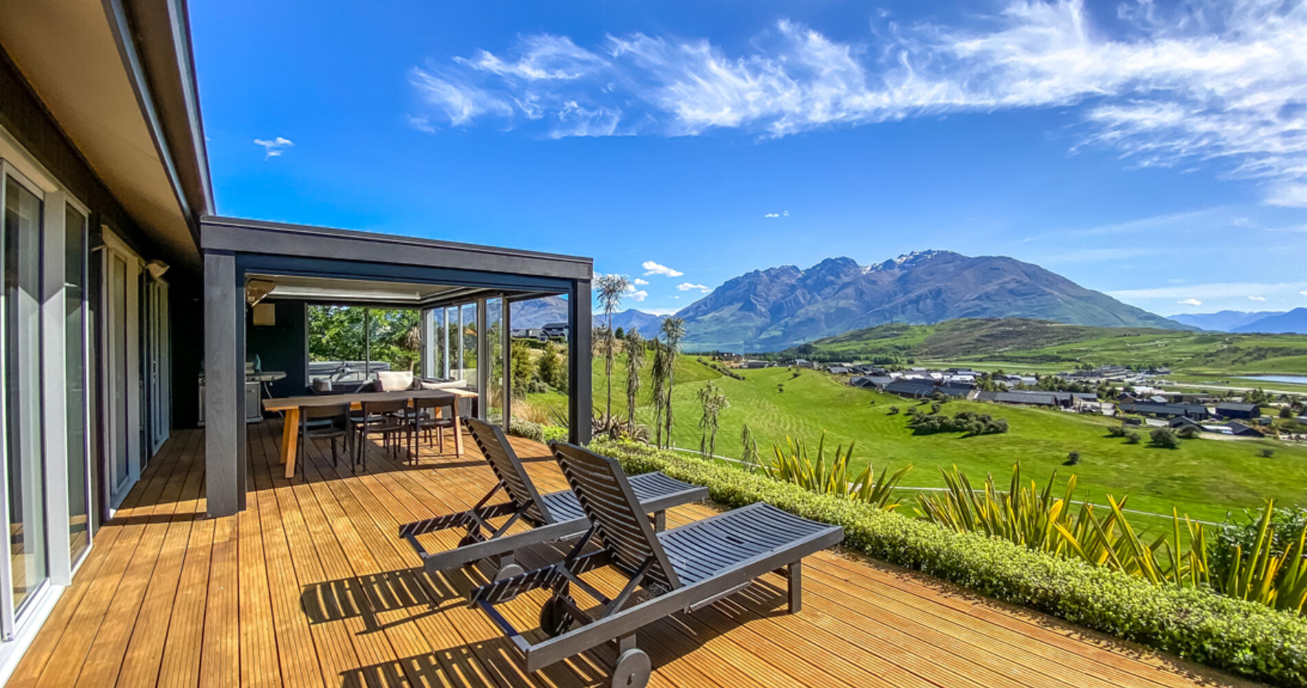 Horoeka House | Stunning views and spa Pool - The Butler ...